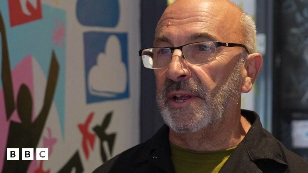 Theatr cymunedol yn diodde yn sgil 'flagships' cenedlaethol - BBC Cymru Fyw