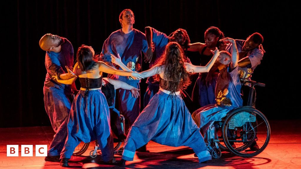 Gŵyl 'unigryw' sy'n rhoi llwyfan i berfformwyr anabl - BBC Cymru Fyw