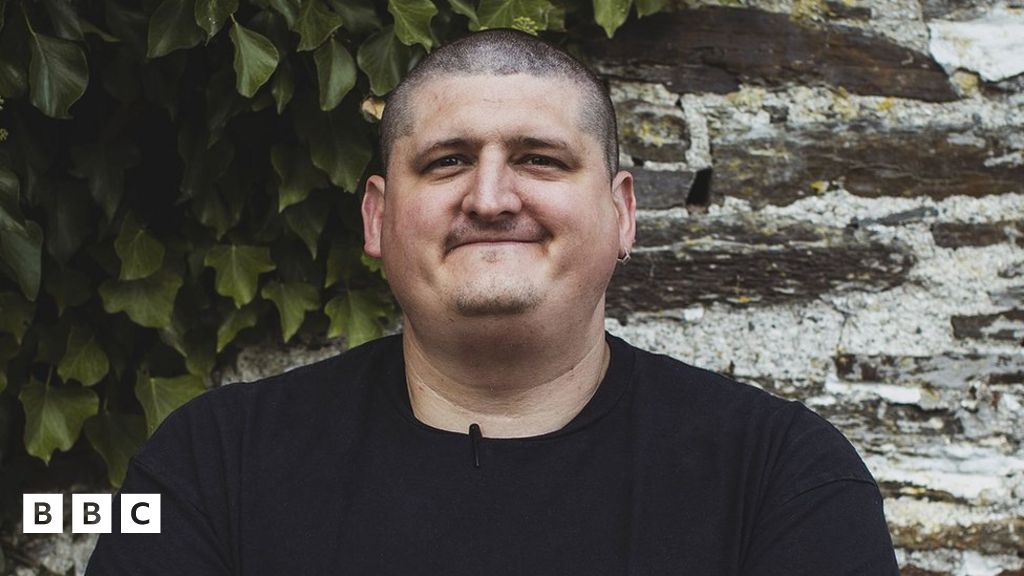 Gareth Ward: Yr angerdd a'r aberth tu ôl fy nghoginio - BBC Cymru Fyw