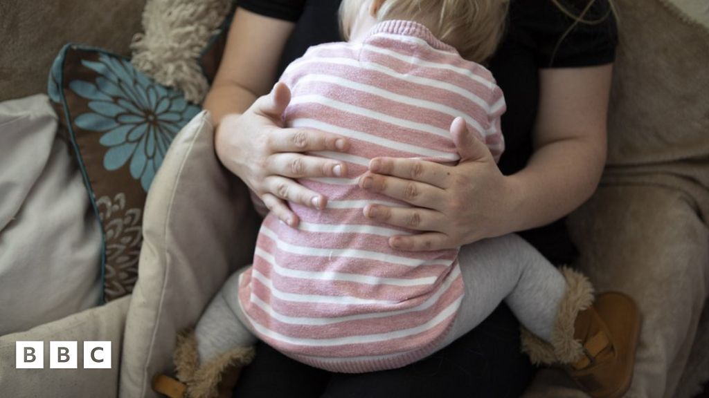 Dros chwarter plant Cymru yn dal i fyw mewn tlodi - BBC Cymru Fyw