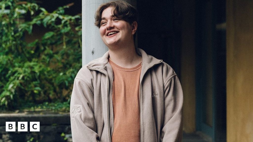 Pum munud gyda'r ysgrifennwr trawsryweddol Leo Drayton - BBC Cymru Fyw