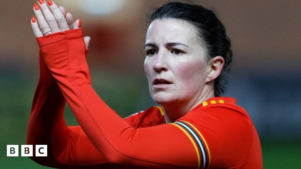 Prif sgoriwr, Helen Ward yn ymddeol o bêl-droed rhyngwladol - BBC Cymru Fyw