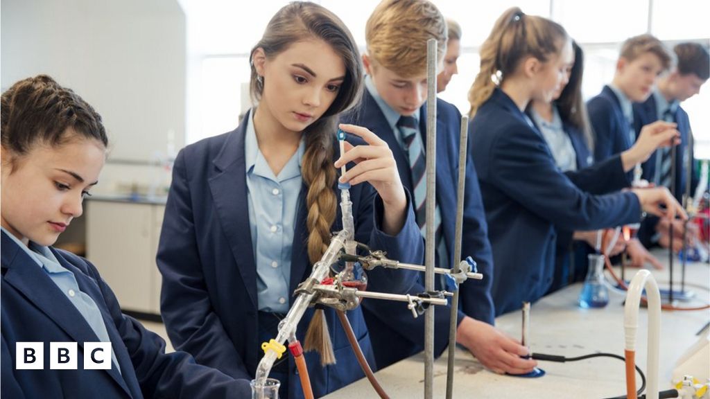 Cymru i 'golli gwyddonwyr y dyfodol drwy symleiddio TGAU' - BBC Cymru Fyw