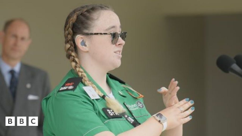 Araith iaith arwyddion cyntaf Palas Buckingham gan Gymraes - BBC Cymru Fyw