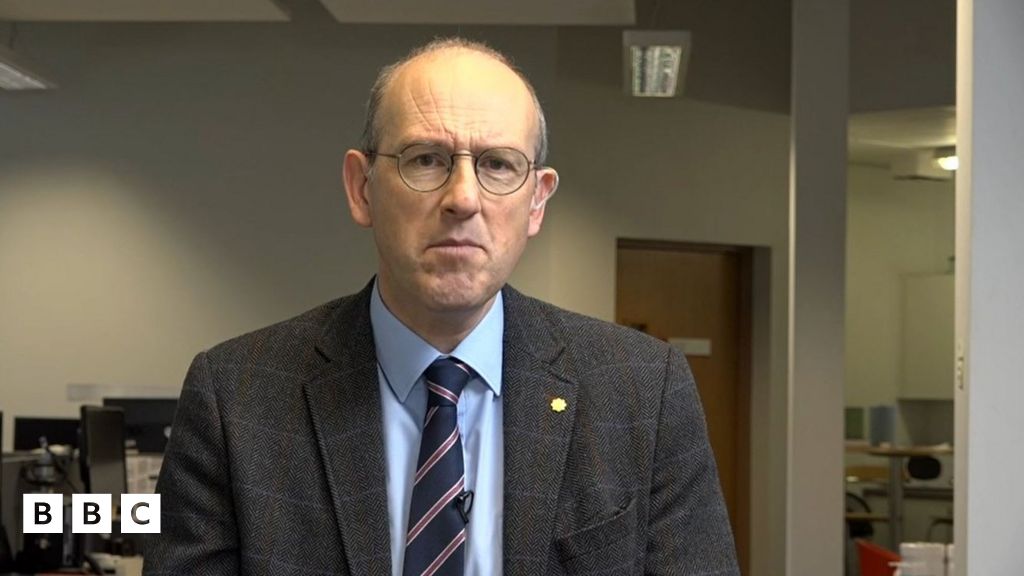 Llyr Gruffydd: 'Dylen ni gyd fod wedi gwneud mwy' - BBC Cymru Fyw