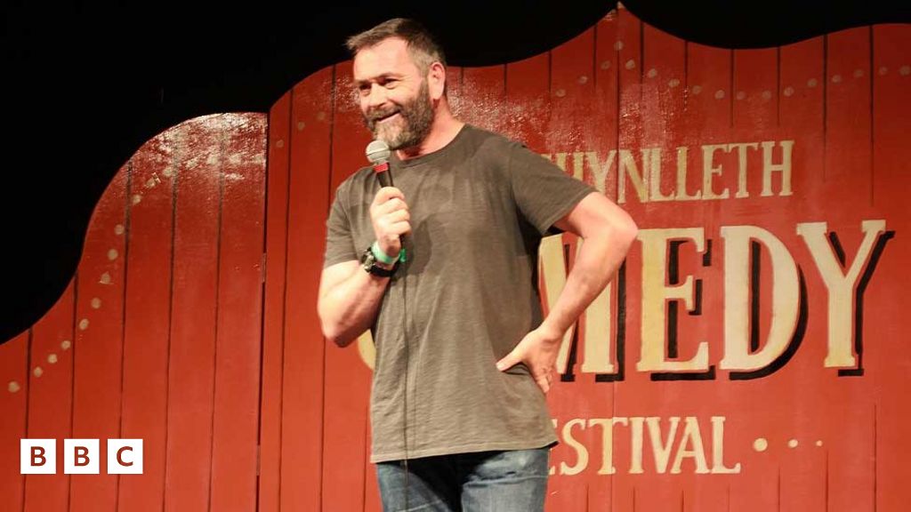 Dim Gŵyl Gomedi Machynlleth yn 'golled yn ariannol' - BBC Cymru Fyw
