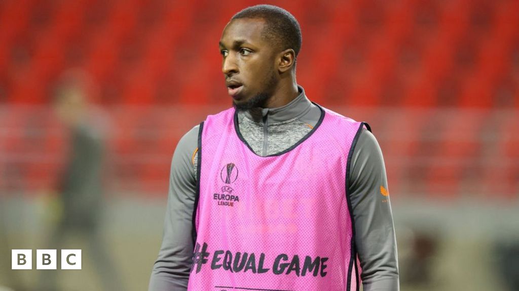 Football clubs boycott social media to fight racism - BBC Newsround