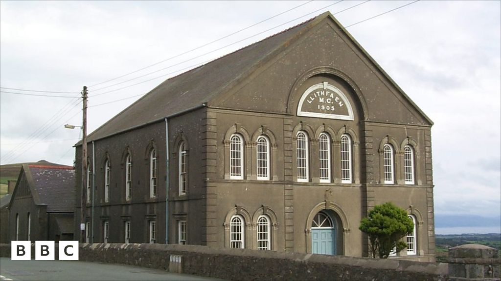 Troi at ariannu torfol i roi bywyd newydd i hen gapel - BBC Cymru Fyw