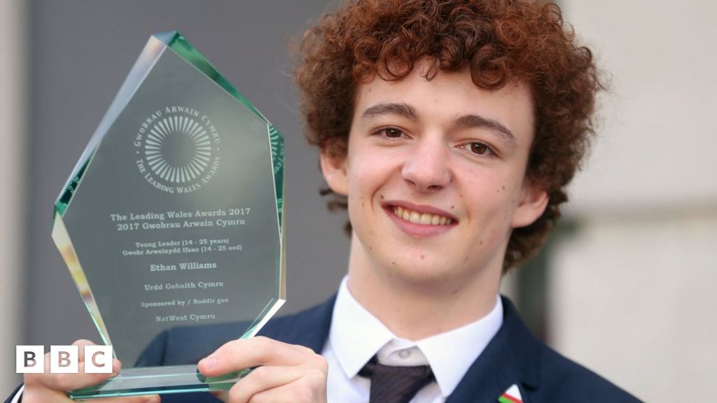 Gwobr i arweinydd ifanc yr Urdd - BBC Cymru Fyw
