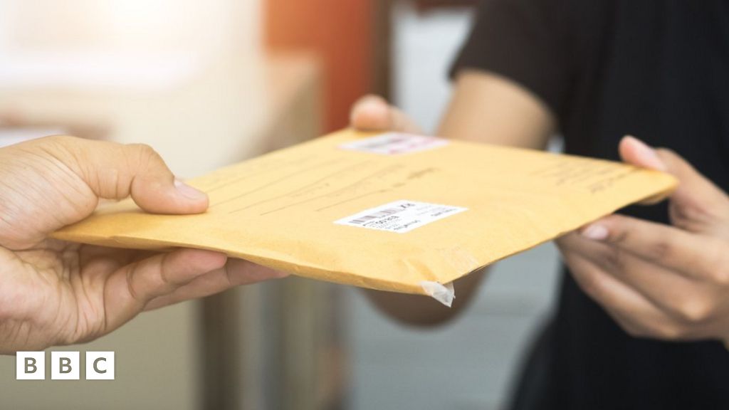 Gwleidyddion yn cael 'carthion a raseli drwy'r post' - BBC Cymru Fyw