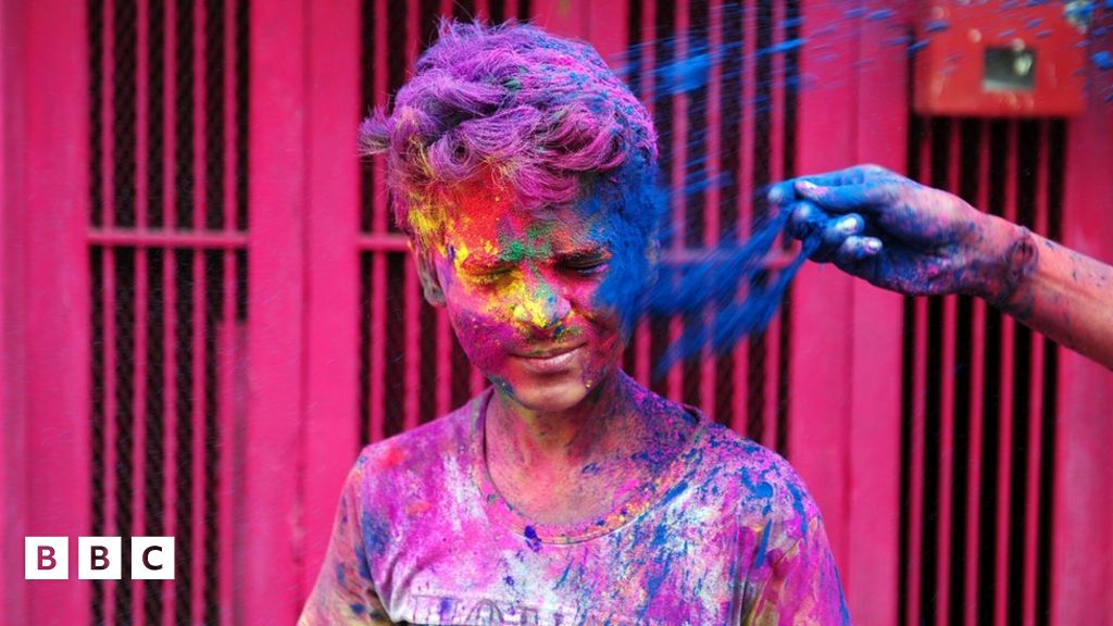 In Pictures: Beautiful photos of the Hindu festival of Holi - BBC Newsround