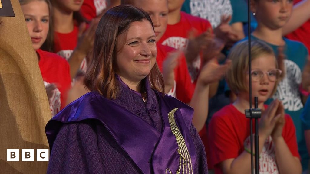 Lowri Mair Jones yn ennill Tlws y Cerddor yr Eisteddfod - BBC Cymru Fyw