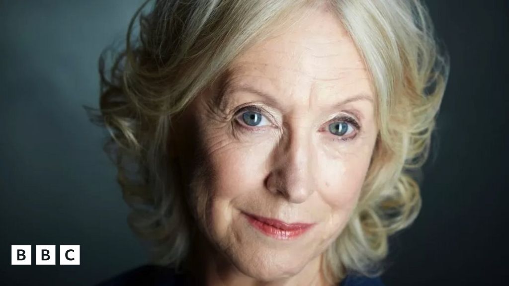 Sharon Morgan: Tri llun ym mywyd Actores a Mam - BBC Cymru Fyw