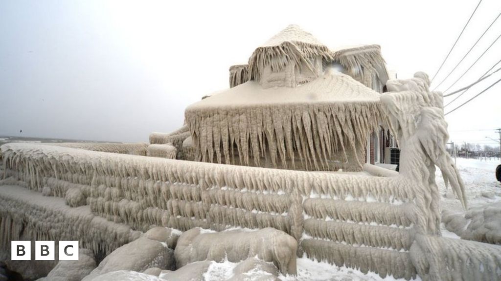 In pictures: US winter storm - BBC Newsround