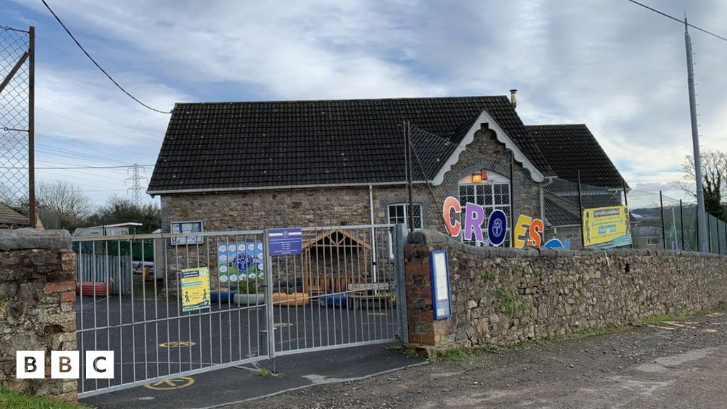 Pentref Grav yn brwydro i gadw ysgol gynradd ar agor - BBC Cymru Fyw