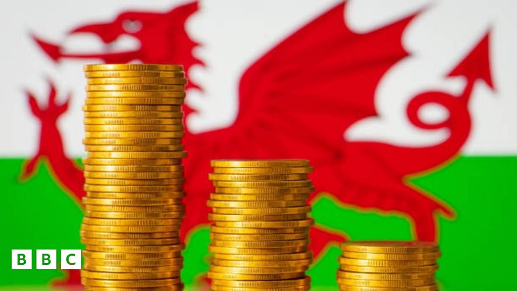 Cynghorau'n wynebu bwlch ariannu o bron i £750m - BBC Cymru Fyw