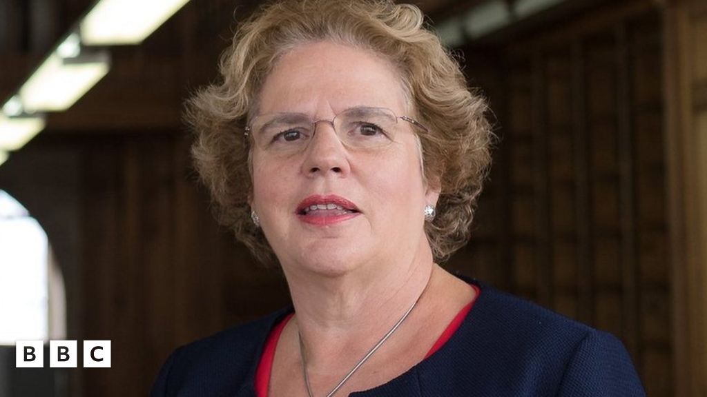 Is-ganghellor Prifysgol Aberystwyth i ymddeol yn gynnar - BBC Cymru Fyw