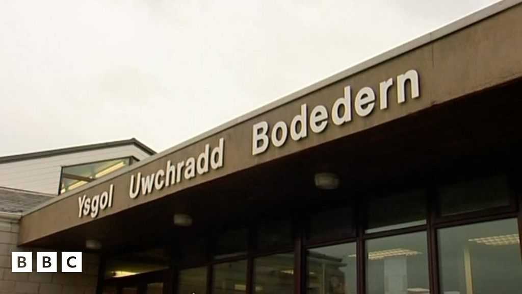 Athrawon Ysgol Bodedern â diffyg hyder yn eu pennaeth - BBC Cymru Fyw