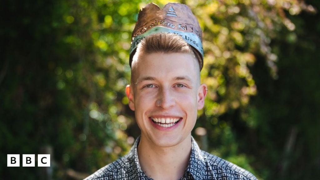 Owain Williams yw enillydd Coron yr Urdd 2023 - BBC Cymru Fyw