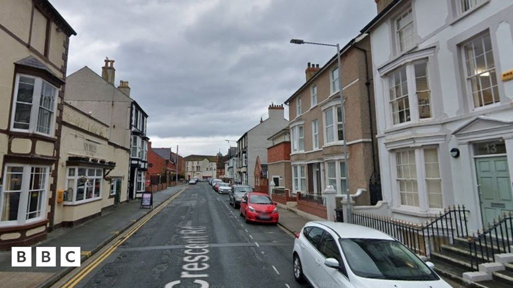 Cyhuddo pedwar person o geisio llofruddio yn Y Rhyl - BBC Cymru Fyw