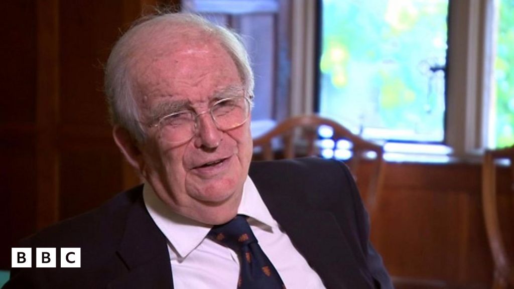 Medal y Frenhines am wyddoniaeth i John Meurig Thomas - BBC Cymru Fyw