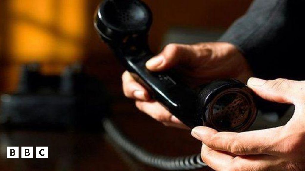 Comisiynydd y Gymraeg yn cydnabod gwaith Samariaid Cymru - BBC Cymru Fyw