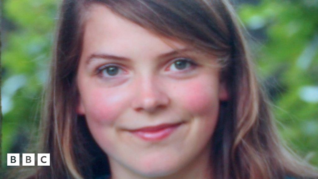 'Pryder cynyddol' am ddynes wnaeth yrru allan yn yr eira - BBC Cymru Fyw