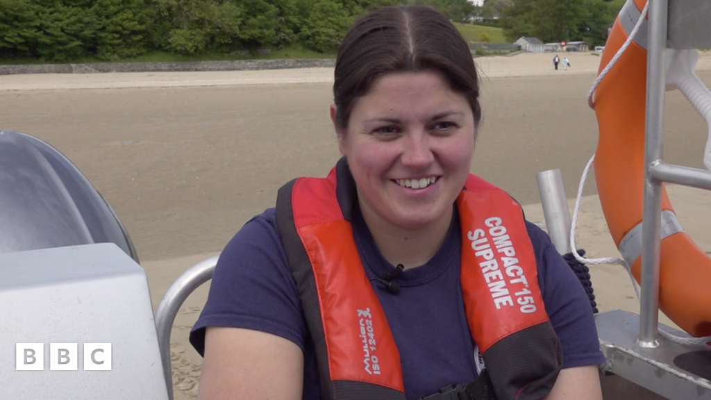 Y capten fu'n achub ffoaduriaid - BBC Cymru Fyw