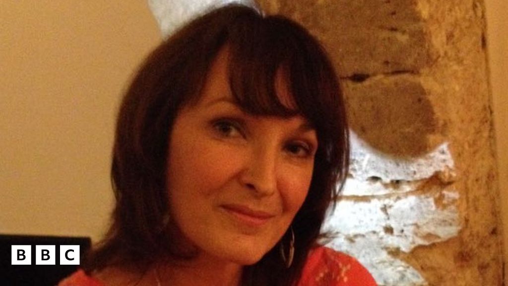 Ateb y Galw: Yr actores Beth Robert - BBC Cymru Fyw