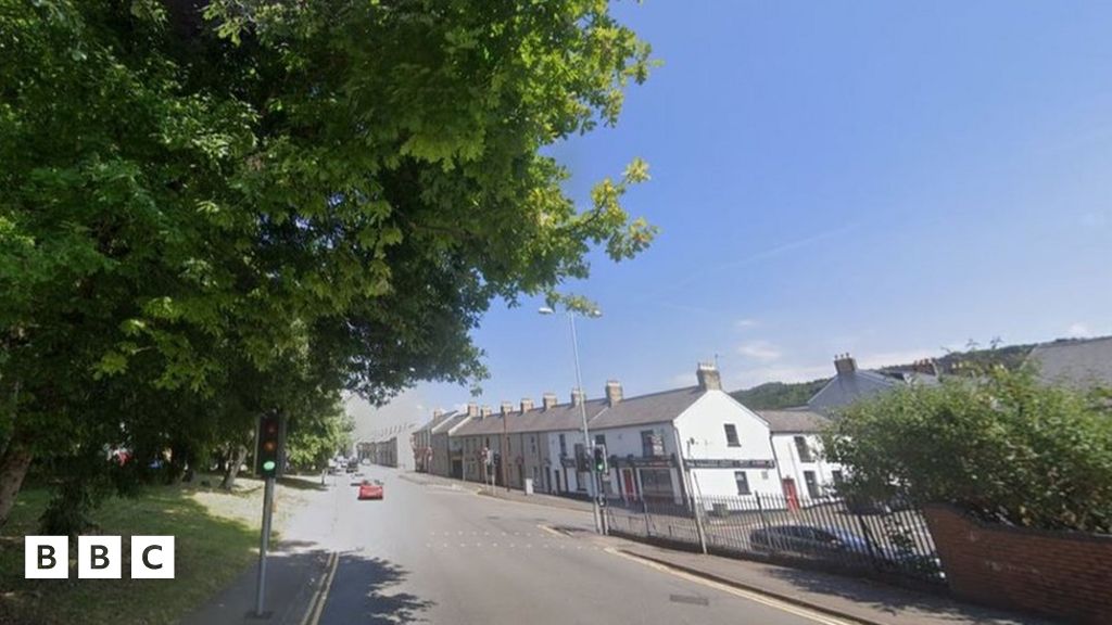 Arestio dau ddyn wedi ymosodiad yn Abertawe - BBC Cymru Fyw