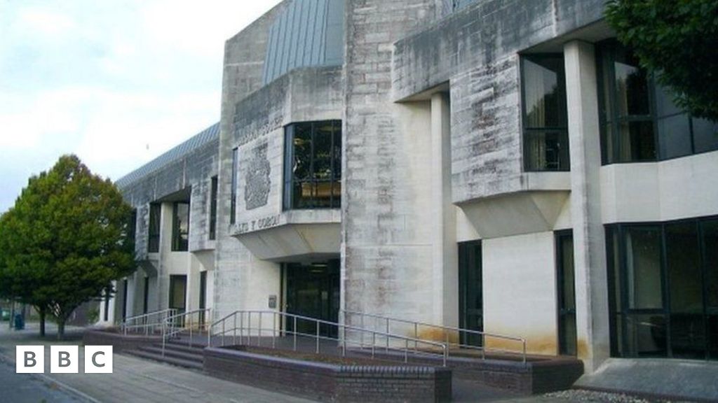 Carcharu merch, 14, am drywanu merch arall - BBC Cymru Fyw