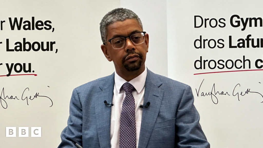 Vaughan Gething yn addo ehangu gofal plant am ddim - BBC Cymru Fyw