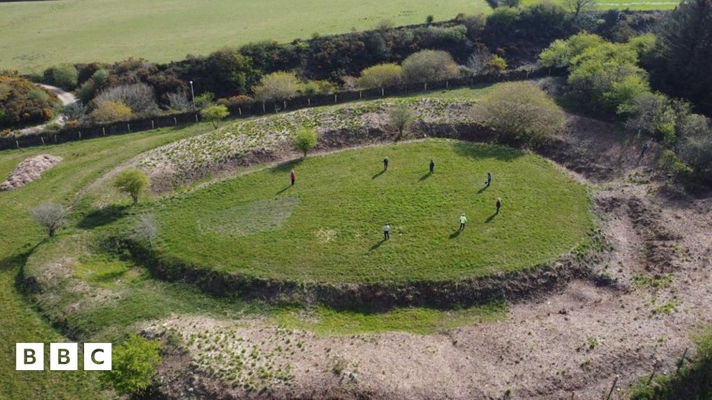 Cornwall: Unknown stone circle found in Cornwall - BBC Newsround