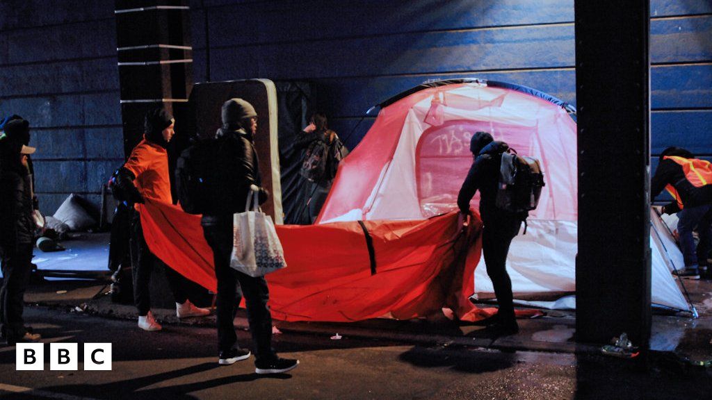 320,000 people are homeless in Britain, say Shelter - BBC Newsround