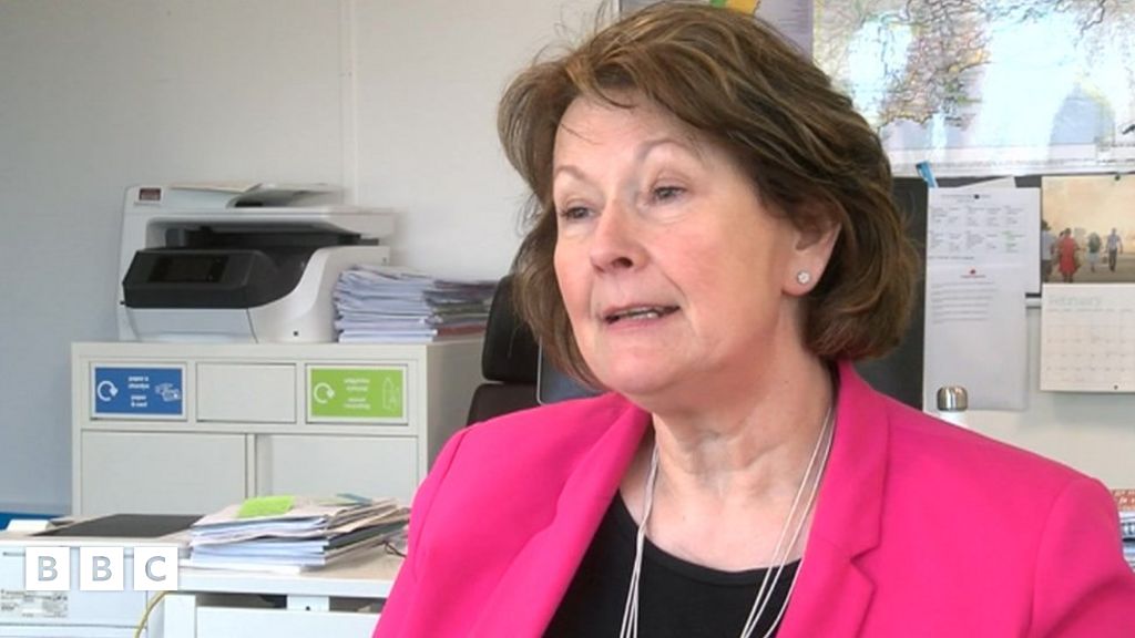 Llefarydd iechyd y Ceidwadwyr yn gadael Senedd Cymru - BBC Cymru Fyw