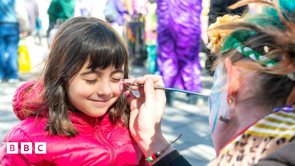 Purim: The Jewish festival in pictures - BBC Newsround