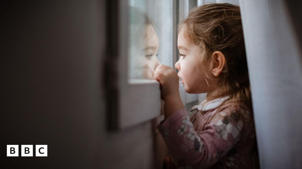 Strategaeth tlodi plant Llywodraeth Cymru yn 'siomedig iawn' - BBC Cymru Fyw