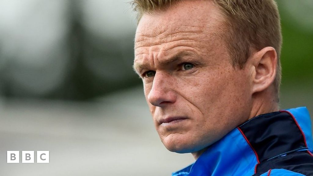 Wrecsam: Dean Keates yn gadael y clwb - BBC Cymru Fyw