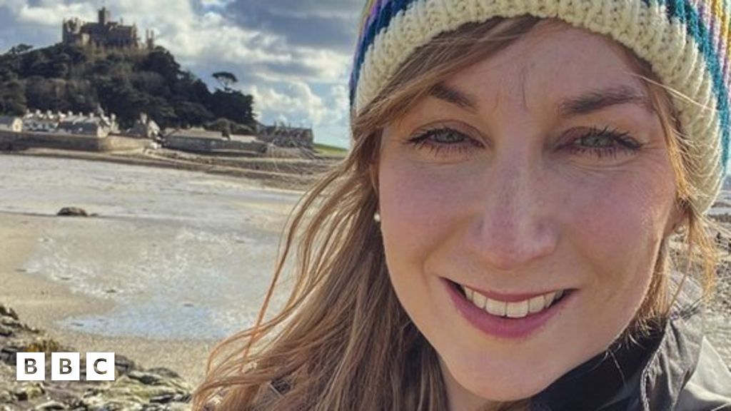 Bardd y Mis: Pum munud gyda Manon Wynn Davies - BBC Cymru Fyw