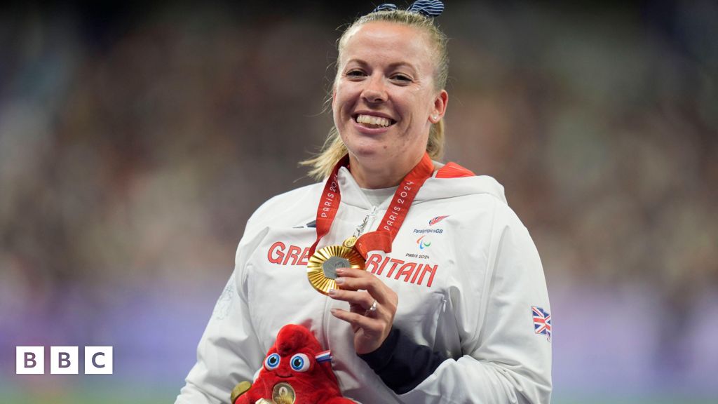 Paralympics: Hannah Cockroft and Stephen Clegg win gold - BBC Newsround