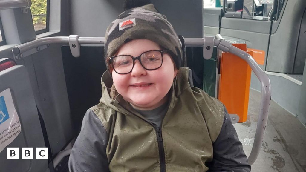 Triniaeth cyflwr Duchenne yn 'annerbyniol' yng Nghymru - BBC Cymru Fyw