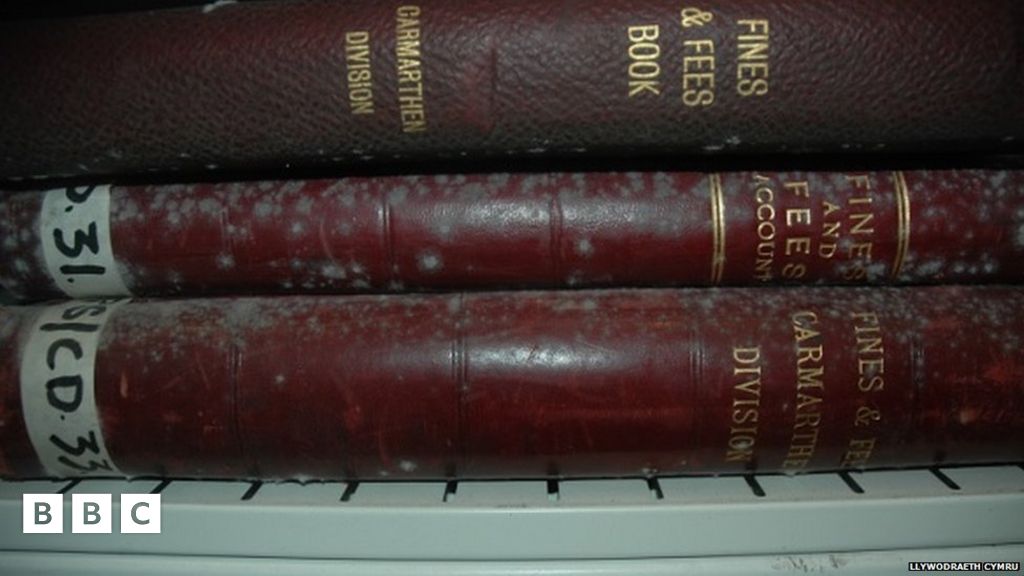 Trafod dyfodol archifdy Sir Gaerfryddin - BBC Cymru Fyw