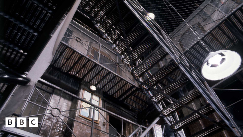 Archive Quiz: Empty sitcom sets - BBC