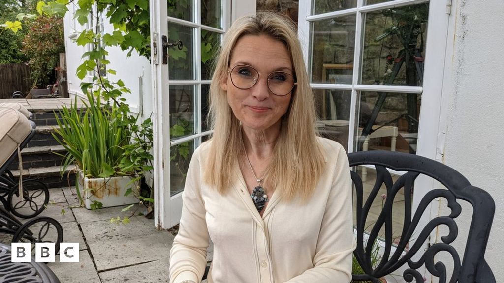 Plant mabwysiedig yn wynebu 'argyfwng iechyd meddwl' - BBC Cymru Fyw