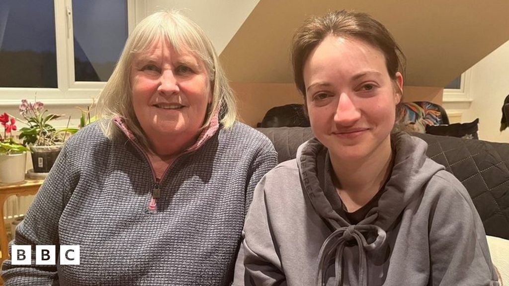 Wcráin: Athrawes 'yn lwcus' o gael ffoi i Ynys Môn - BBC Cymru Fyw