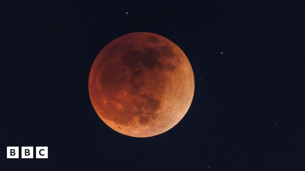 Super blood moon: Pictures from around the world - BBC Newsround