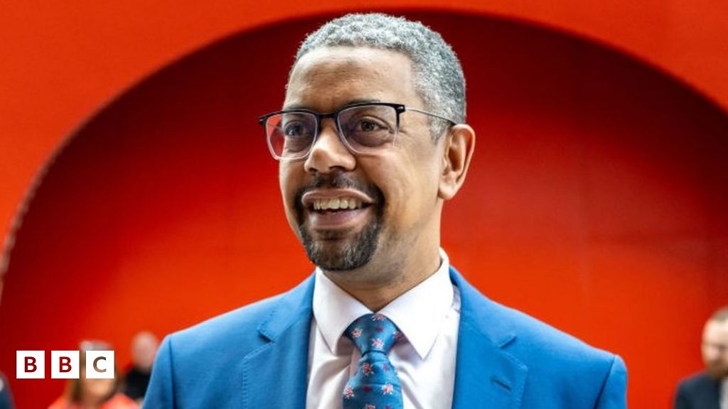 Vaughan Gething wedi ei ethol yn arweinydd Llafur Cymru - BBC Cymru Fyw