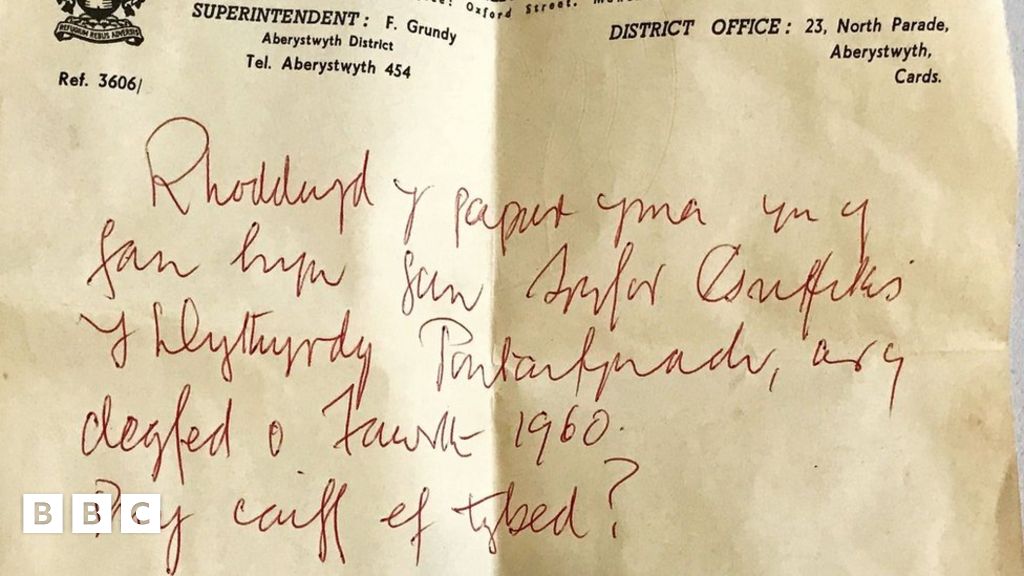 Dosbarth dysgwyr yn helpu datrys dirgelwch nodyn o 1960 - BBC Cymru Fyw