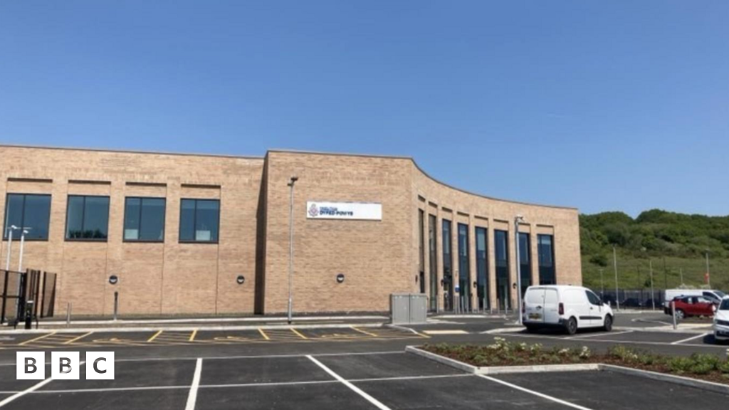 Uned ddalfa newydd i 'leihau pwysau' ar yr heddlu yn Llanelli - BBC ...