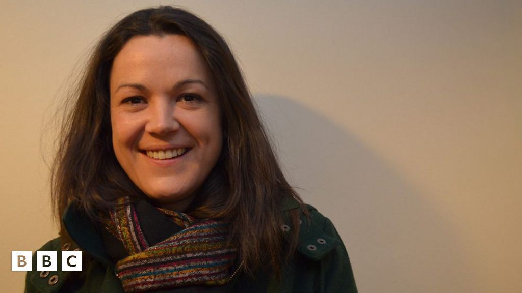 Artist yn arddangos gwaith gwydr yn Fenis - BBC Cymru Fyw